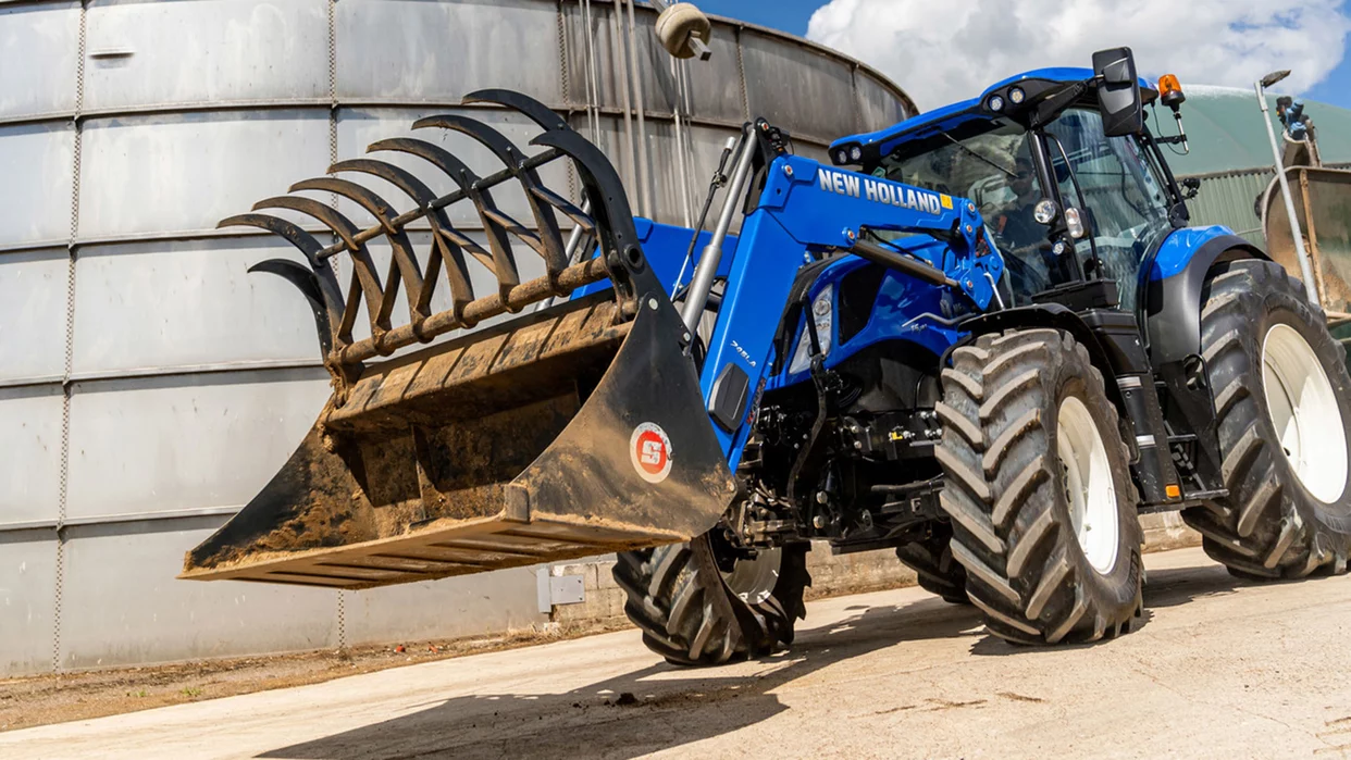 Tractor T6 Methane Power Dynamic Command | New Holland NL