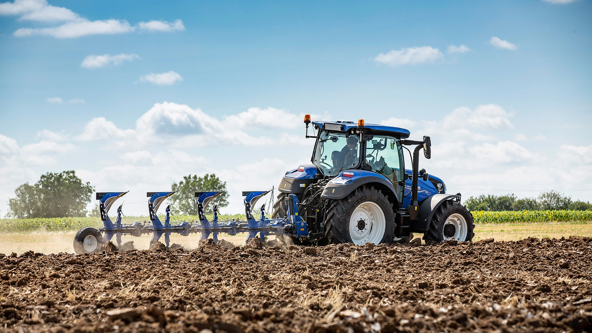 T5: The Blue Driving Experience | New Holland