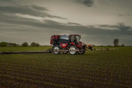 Application Equipments: Fertilizers, Sprayers, Floaters | Case IH