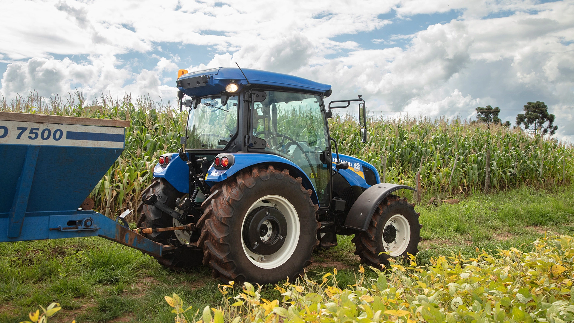 Trator T4.75S New Holland | Compacto, Potente e Versátil | New Holland BR