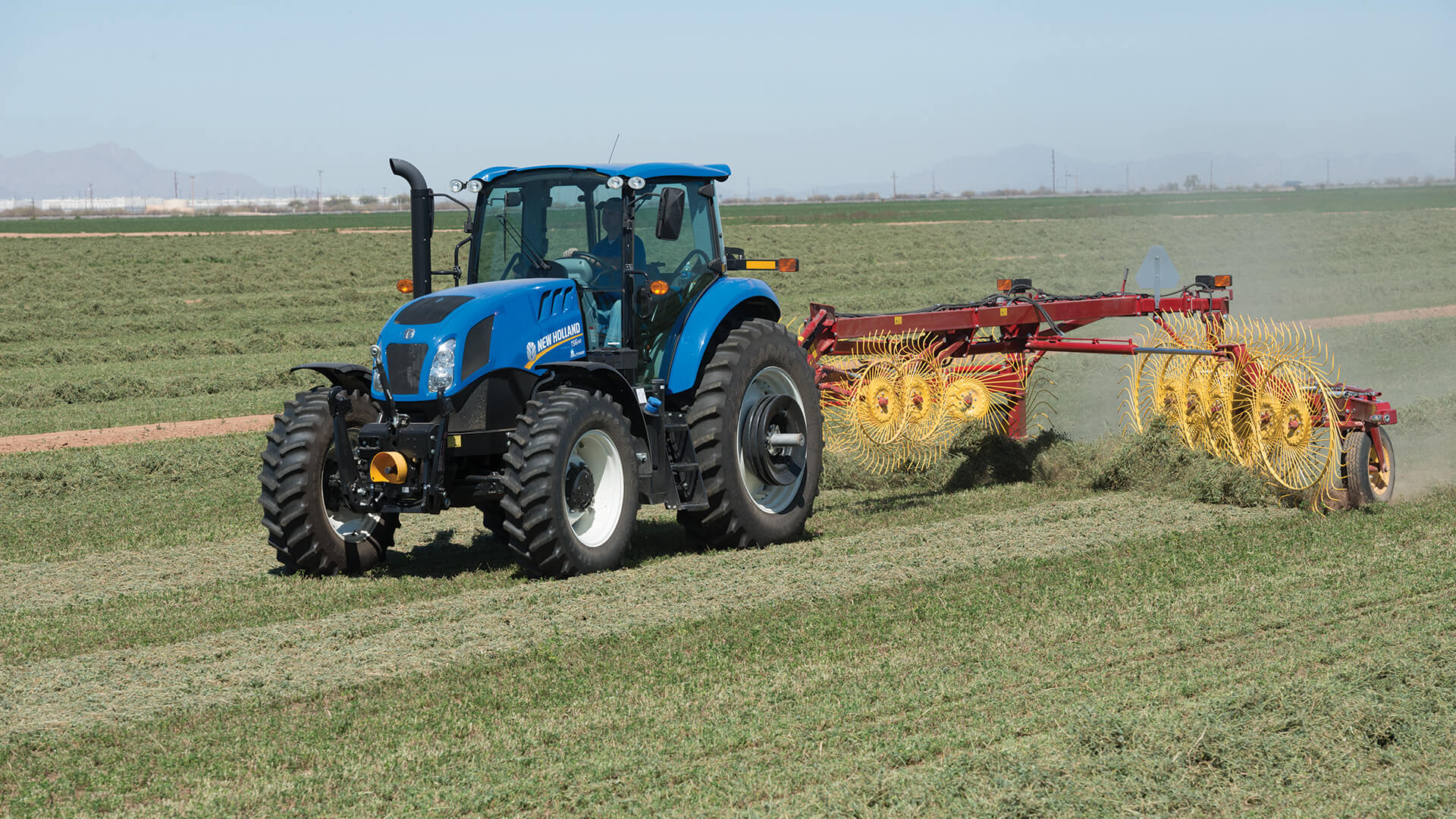 DuraVee™ Trailing Wheel Rakes - Haytools | New Holland