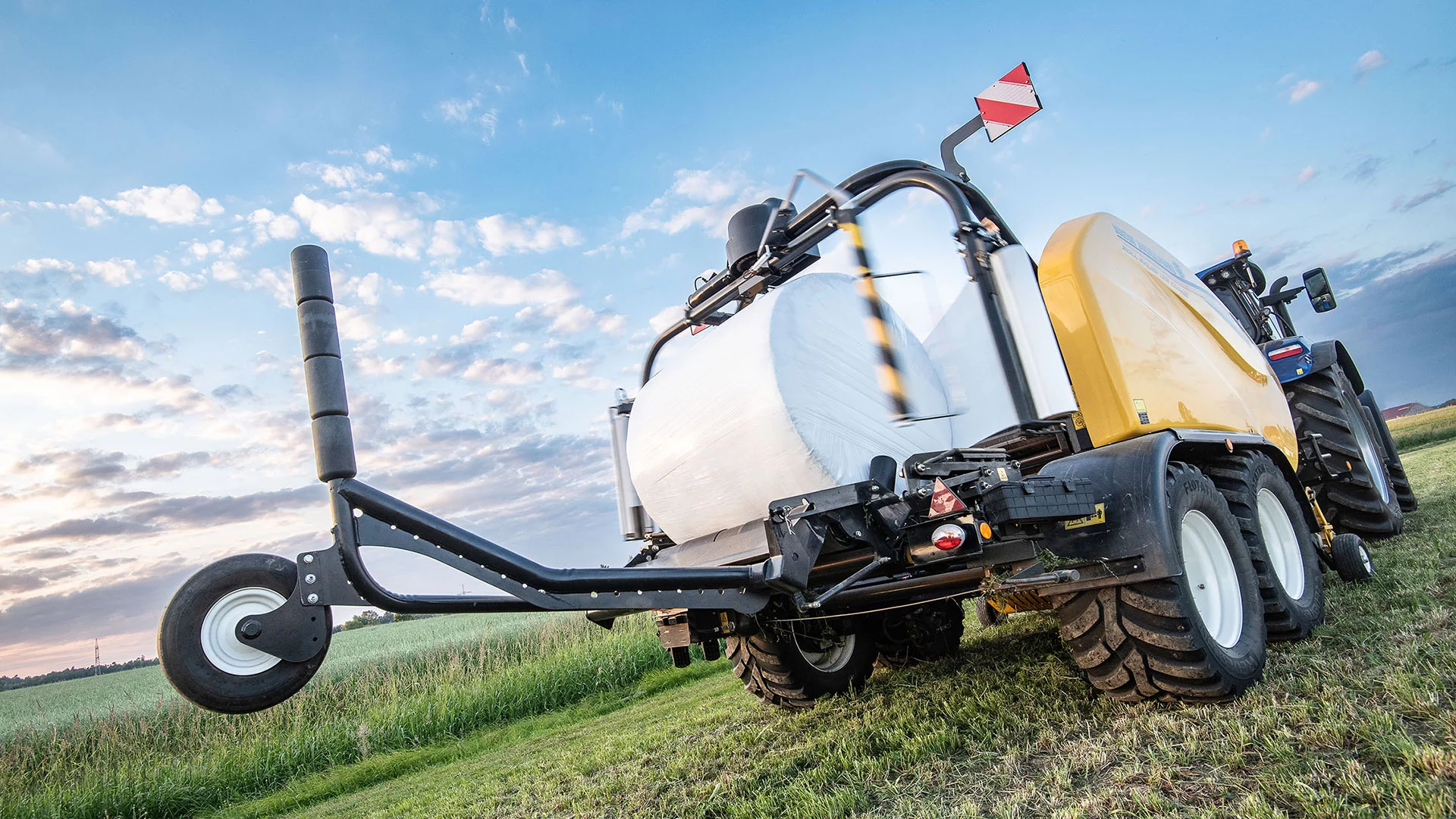 Roll Baler: Fixed Chamber Bales | New Holland UK